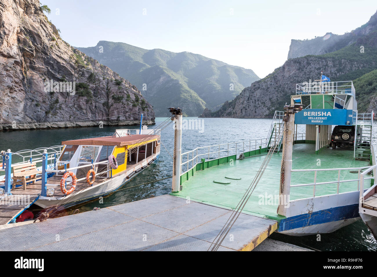 Lake koman ferry Banque de photographies et d’images à haute résolution ...