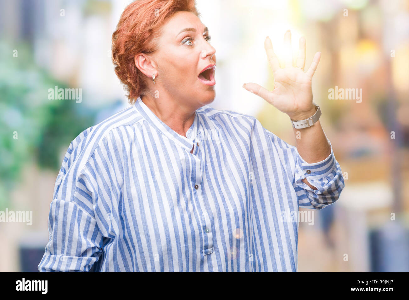 Atrractive young redhead femme de plus fond isolé de crier et de crier ...