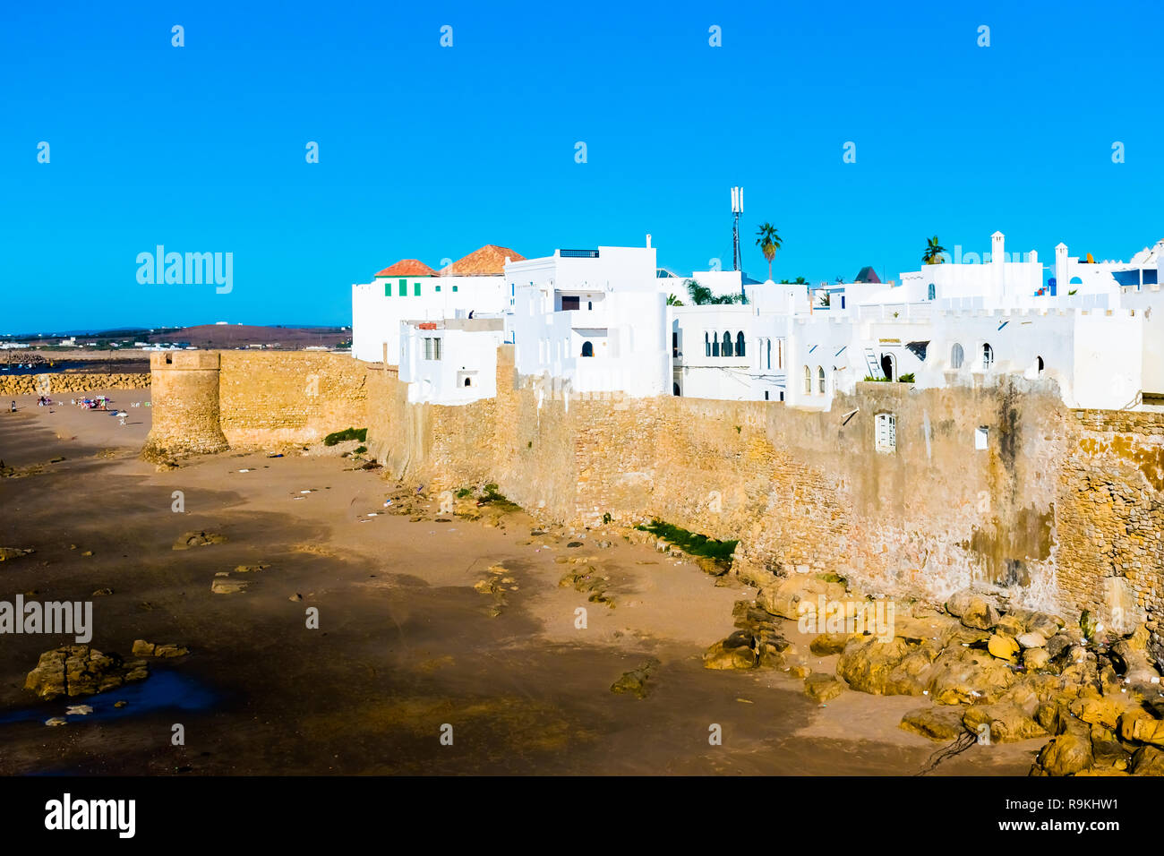 L'ancienne muraille de la ville de Medina de la ville blanche à Asilah ...