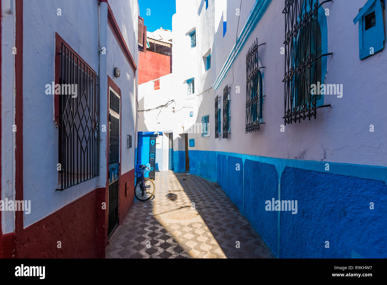 Belle rue colorée de blanc ancienne médina du village d'Asilah au Maroc ...