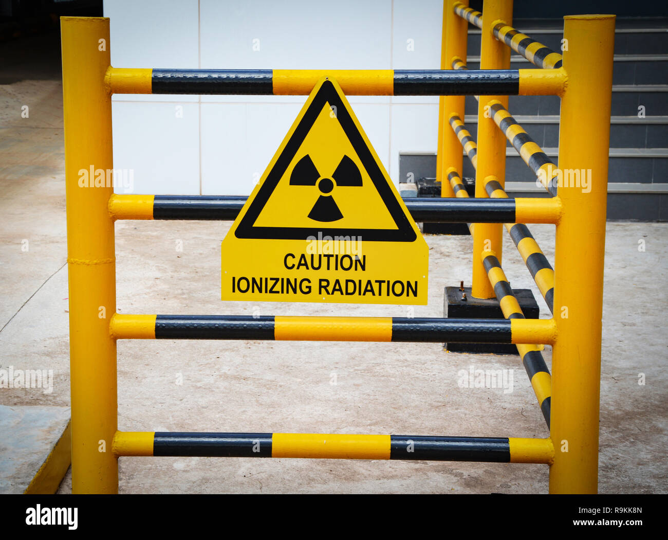 Symbole de danger des rayonnements ionisants Banque d'image et photos ...