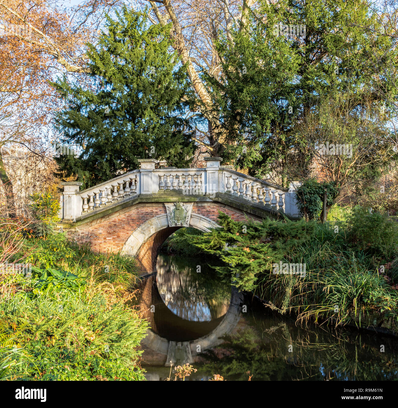 Pont du parc monceau Banque de photographies et d’images à haute résolution - Alamy