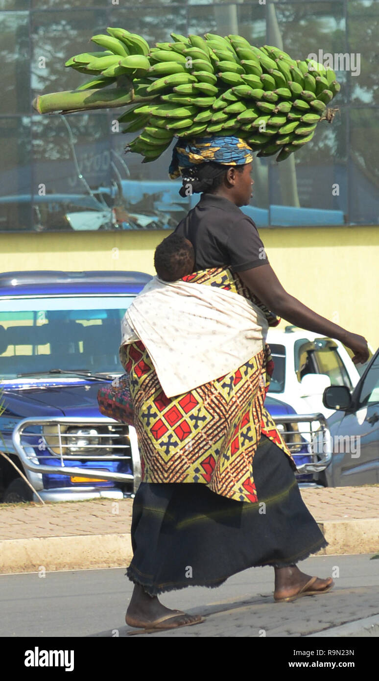 African woman carrying bananas on Banque de photographies et d’images à ...