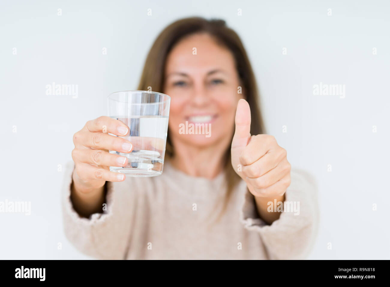 Moyen-âge femme à boire le verre de l'eau fond isolé heureux avec un ...