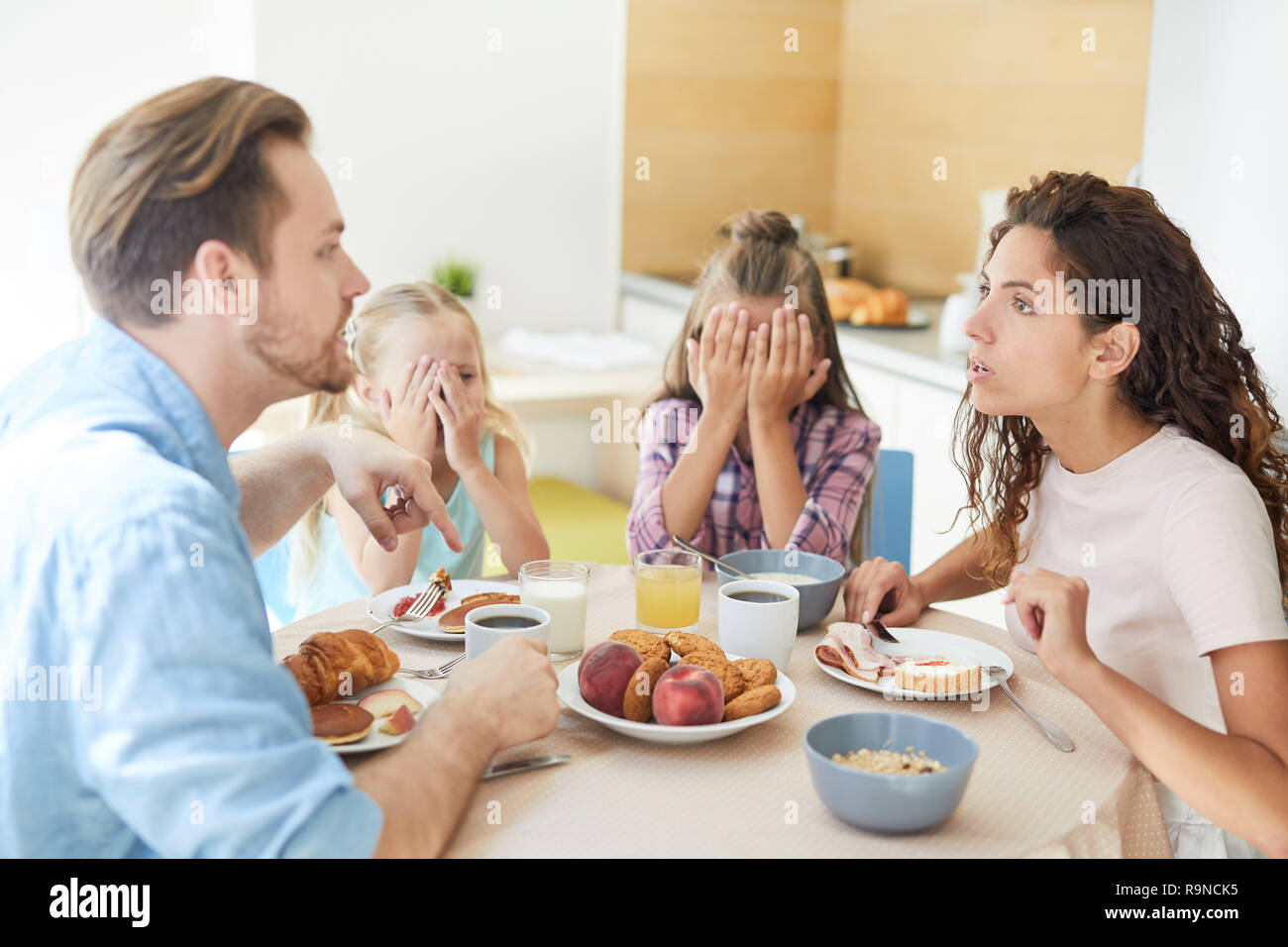 Family argument dinner table Banque de photographies et d’images à ...