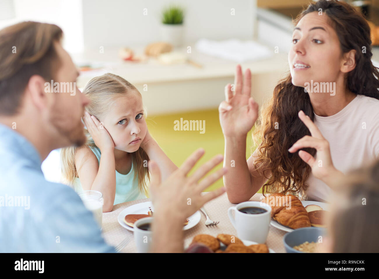 Family argument dinner table Banque de photographies et d’images à ...