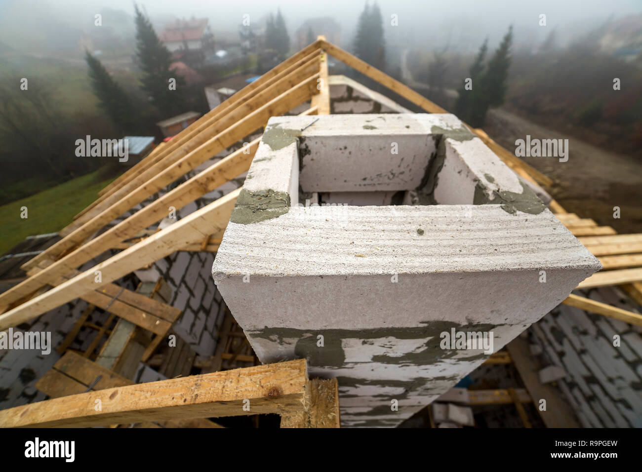 Vue de dessus du châssis de toit en bois poutres bois rugueux et ...