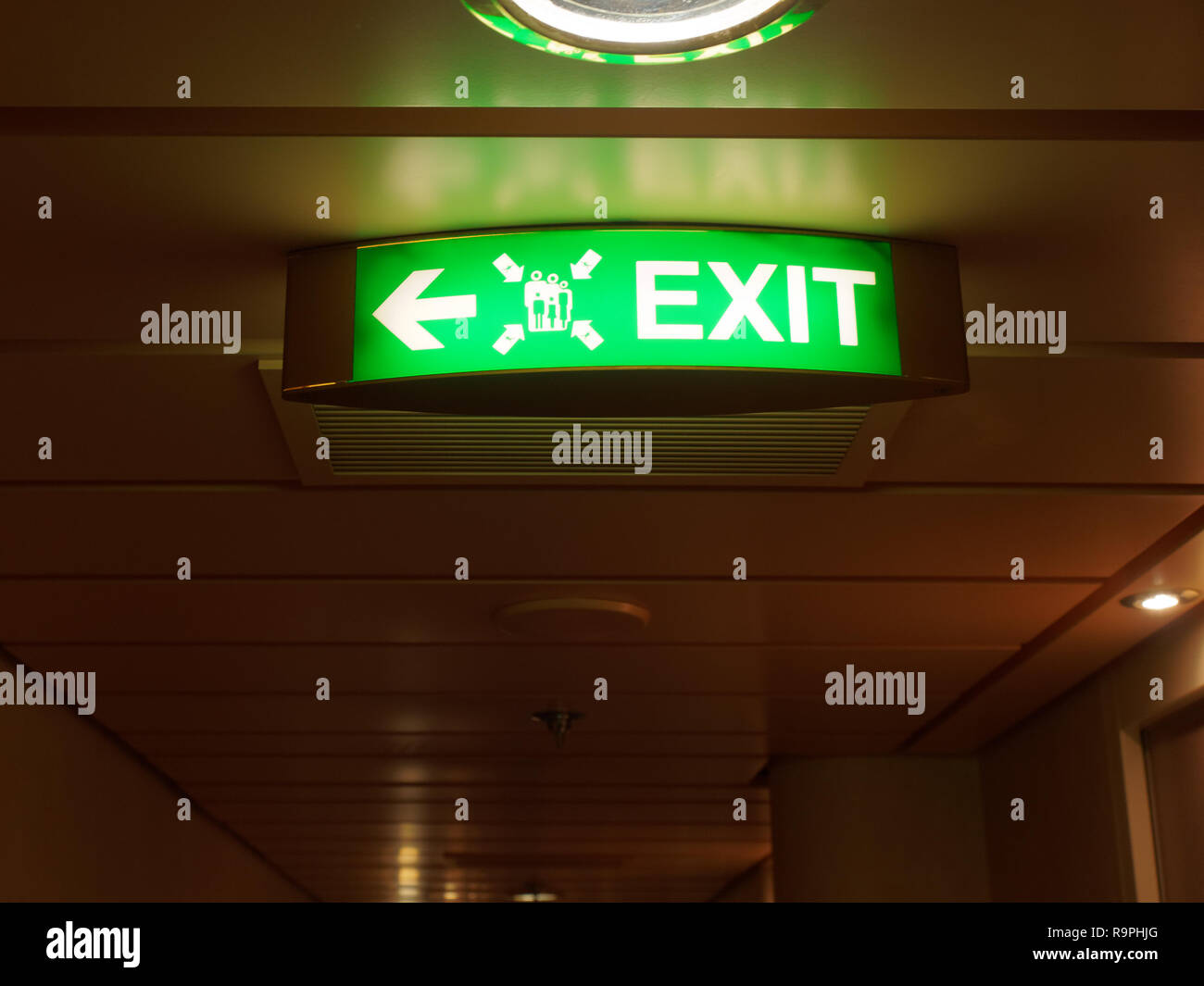 Enseigne De Sortie De Secours Lumineuse Banque d'image et photos - Alamy