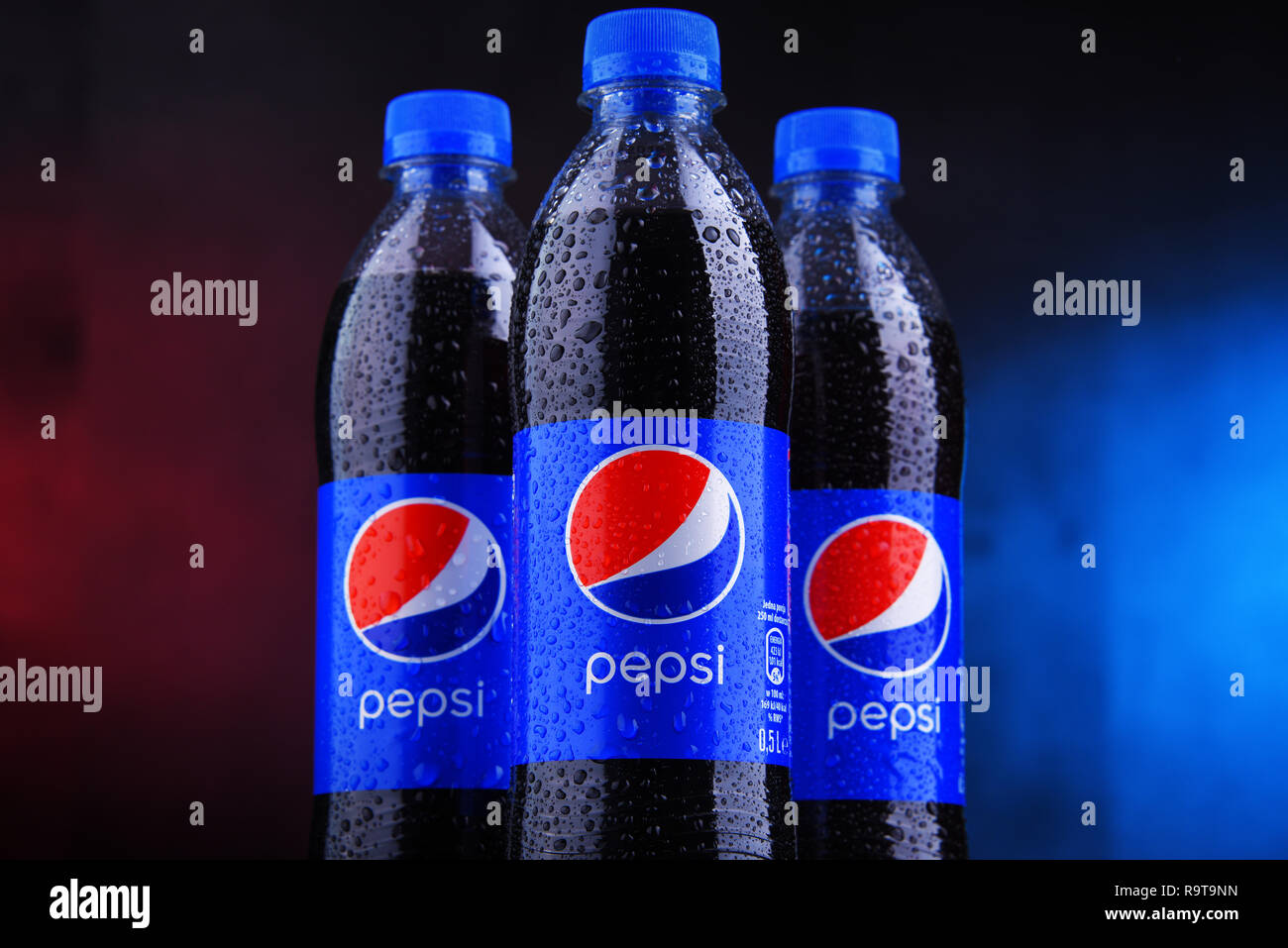 POZNAN, POL - 12 déc 2018 : Bouteilles de Pepsi, une boisson gazeuse ...