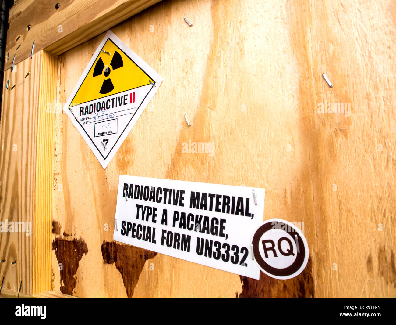 Matières radioactives à côté de l'étiquette en bois Type boîte de ...