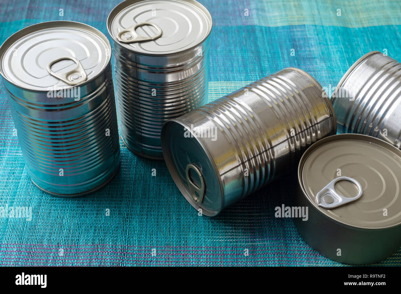 Les boîtes de conserve avec de la nourriture. Les aliments conservés ...