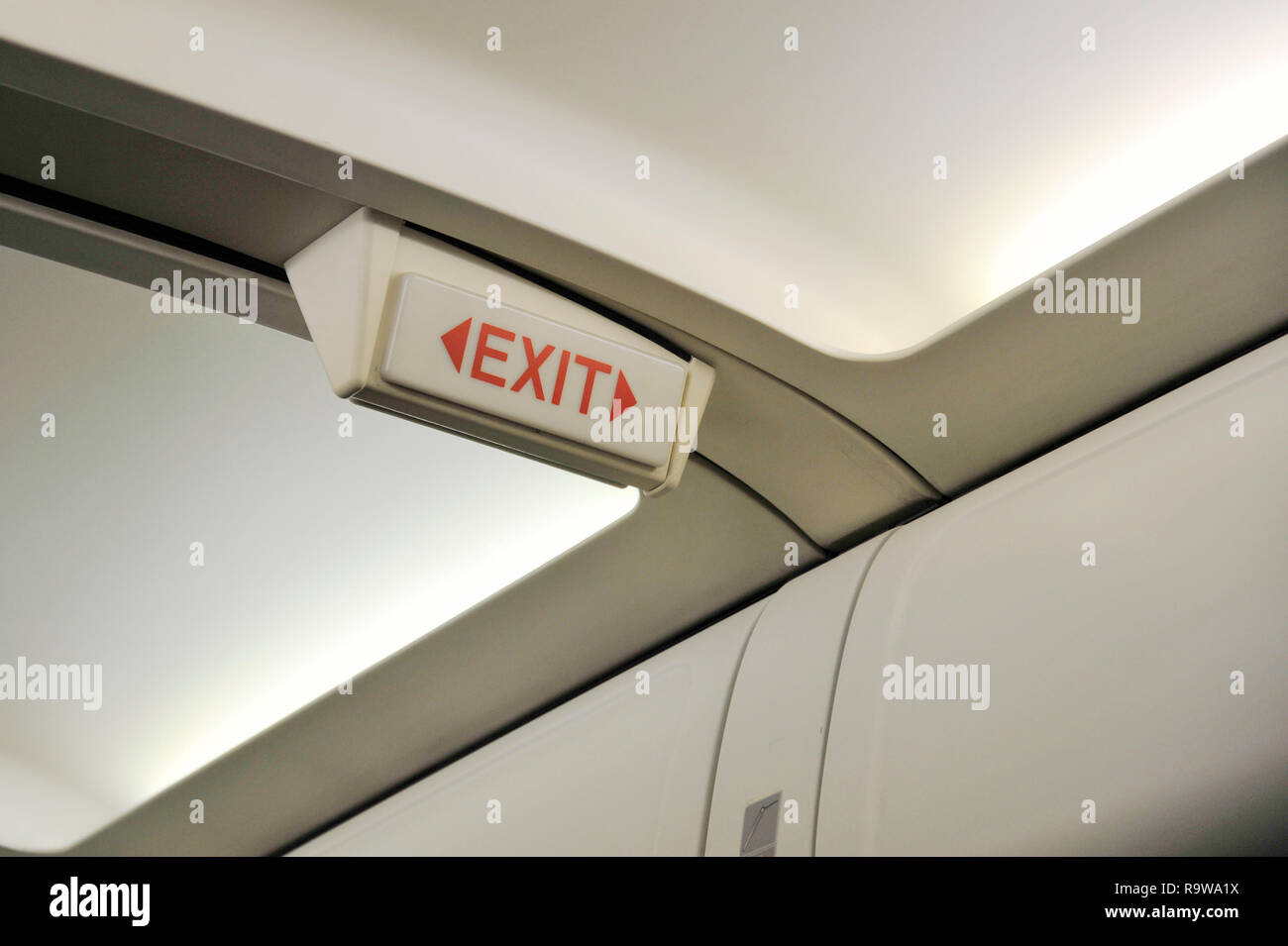 Airplane cabin interior exit sign Banque de photographies et d’images à ...