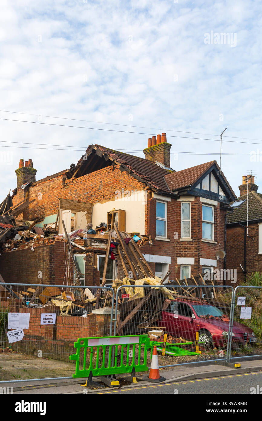 Where a house has been destroyed in an explosion Banque de ...
