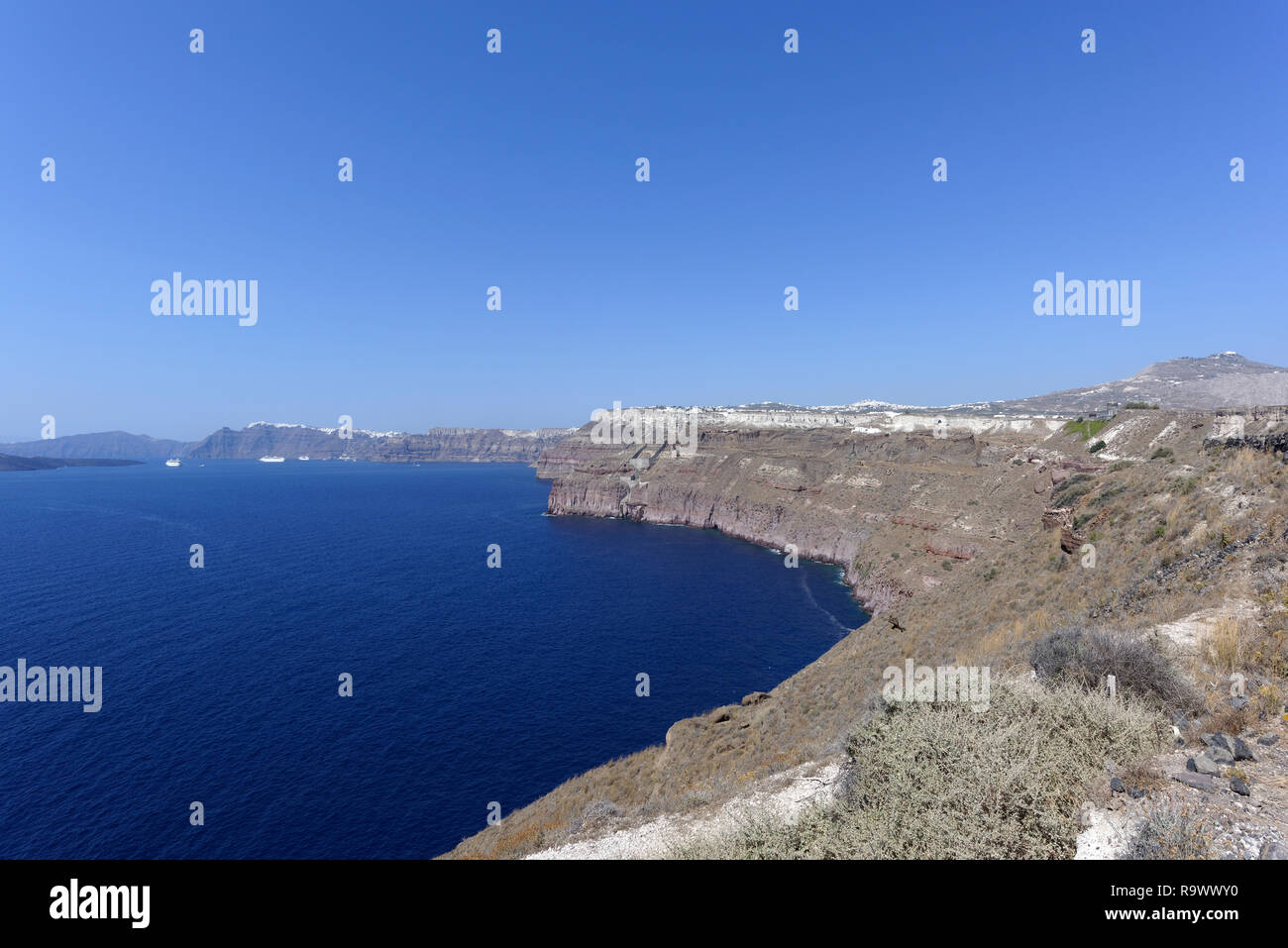 Vue panoramique sur la vaste Caldeira avec ses eaux bleu azur profond ...