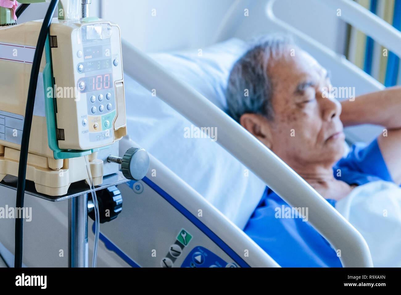 Image d'une pompe à perfusion, avec les patients âgés à l'hôpital, les ...