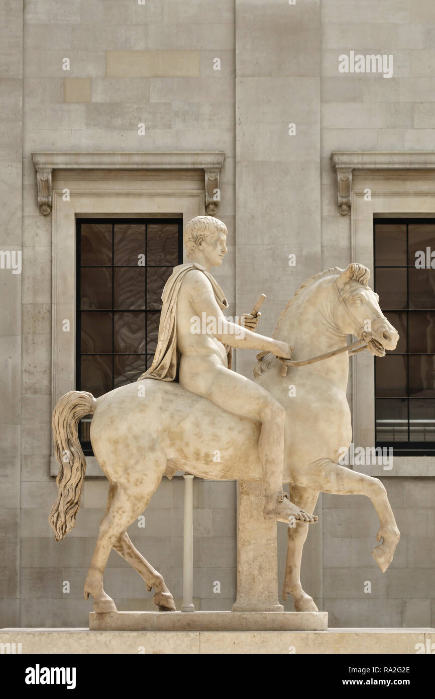 Elizabeth ii à cheval Banque de photographies et d’images à haute ...