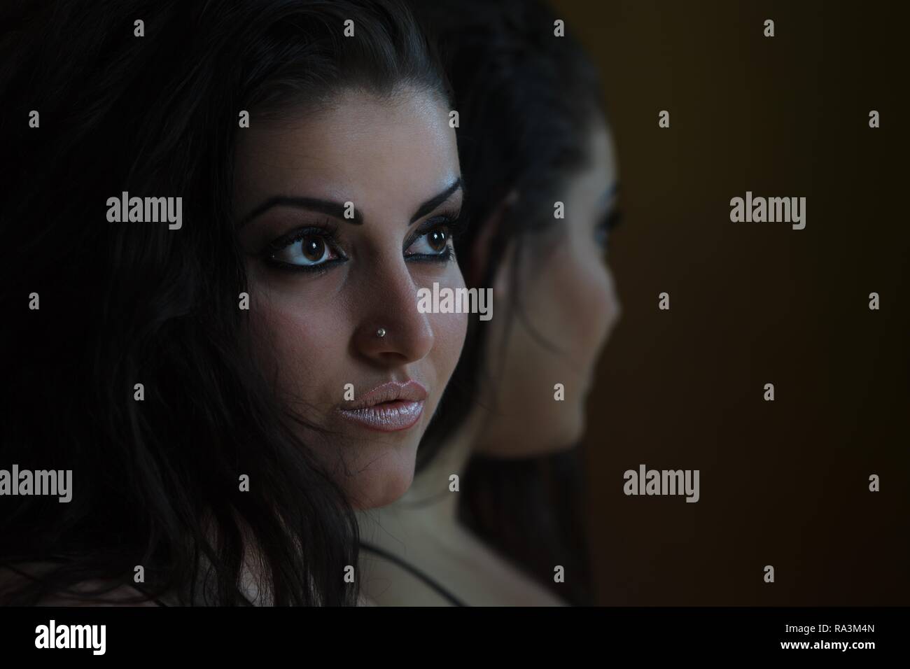 Femme devant un miroir Banque de photographies et d’images à haute résolution - Alamy