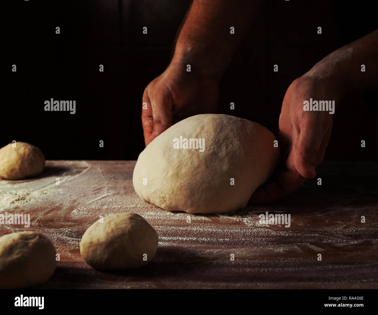 Boulanger Dans Une Boulangerie Banque d'image et photos - Alamy