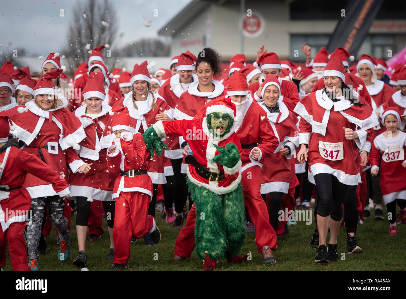 Masse des santas Banque de photographies et d’images à haute résolution ...