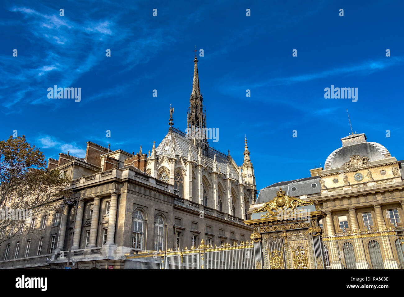 La Sainte-Chapelle est une chapelle royale de style gothique, dans le ...