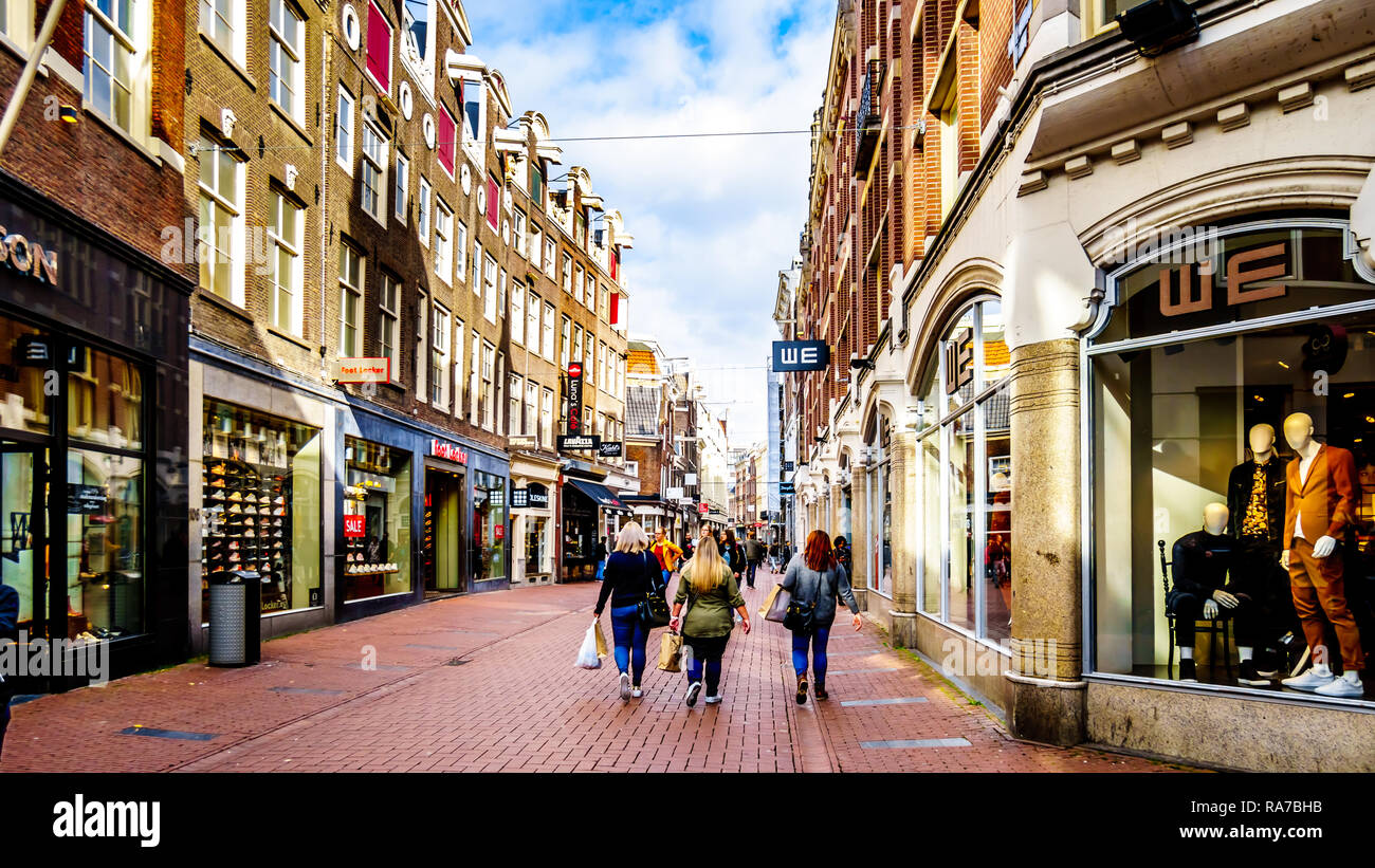 La Kalverstraat, une célèbre rue commerçante dans le centre de la ...