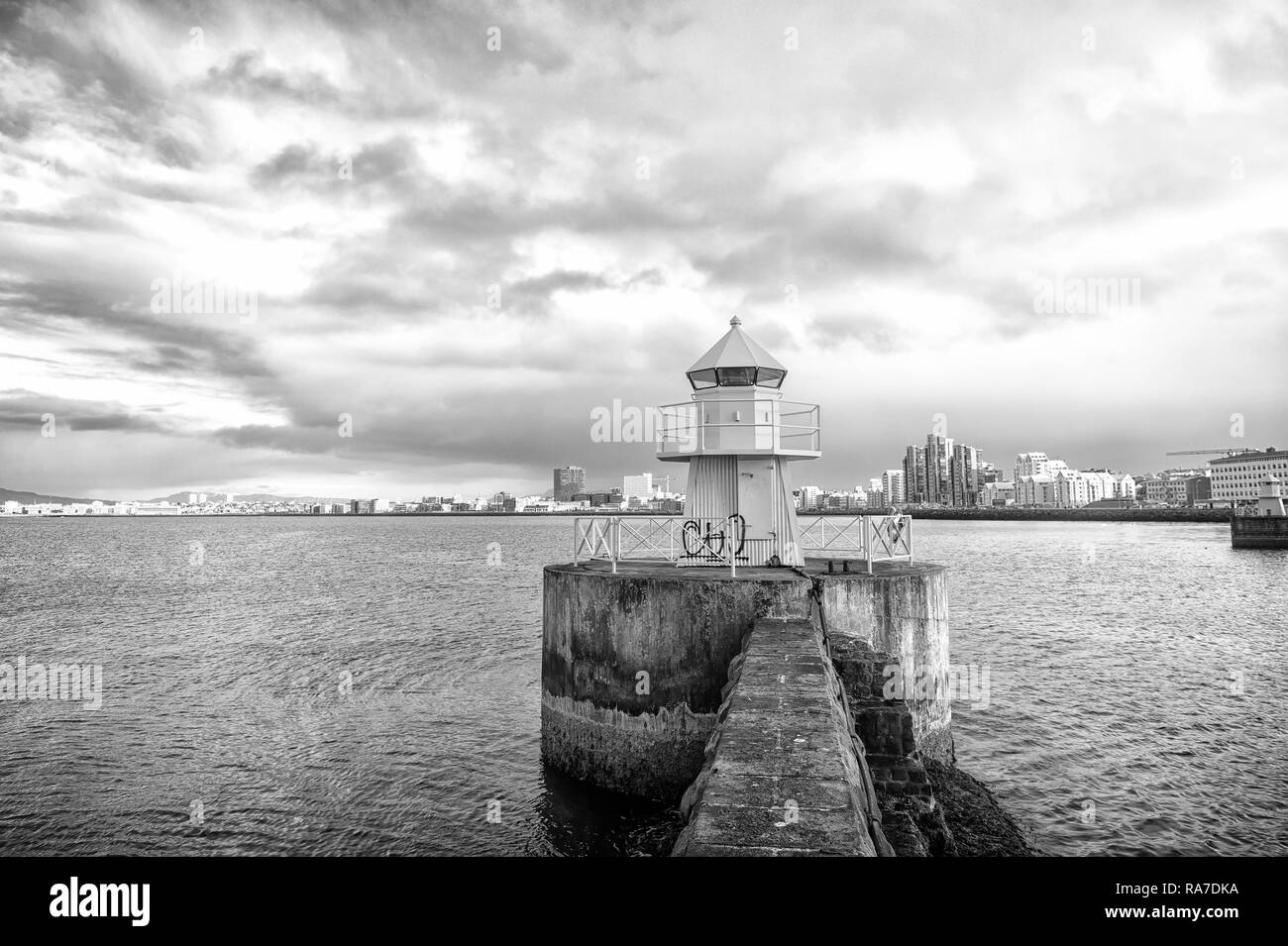 La tour phare sur la jetée en pierre à Reykjavik, Islande. Phare en mer ...