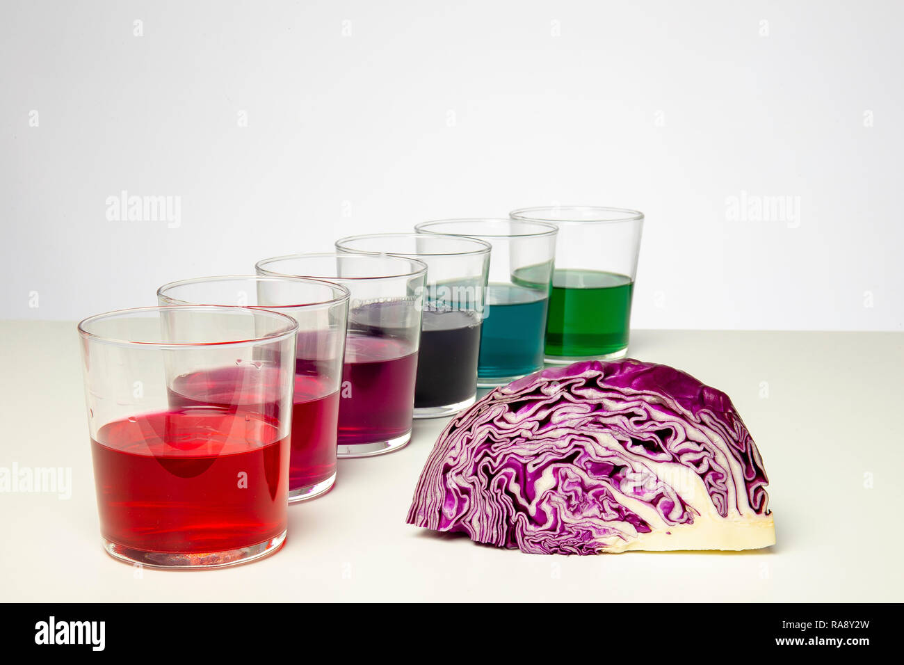 Jus de feuilles de chou rouge Banque de photographies et d’images à ...