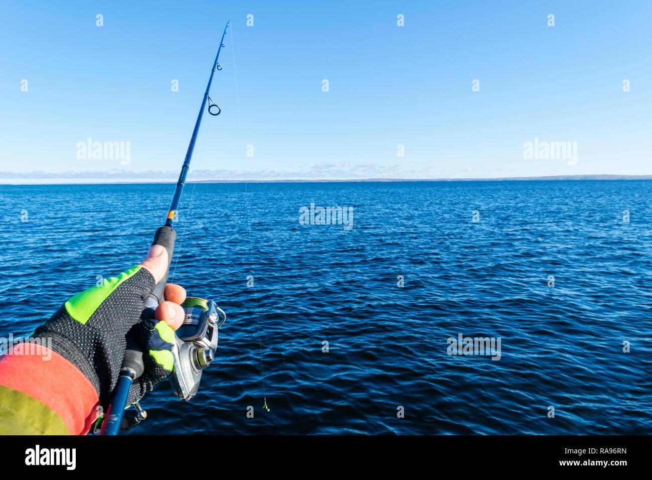 La pêche sur le lac. Mains de pêcheur avec canne à pêche. Un plan macro ...