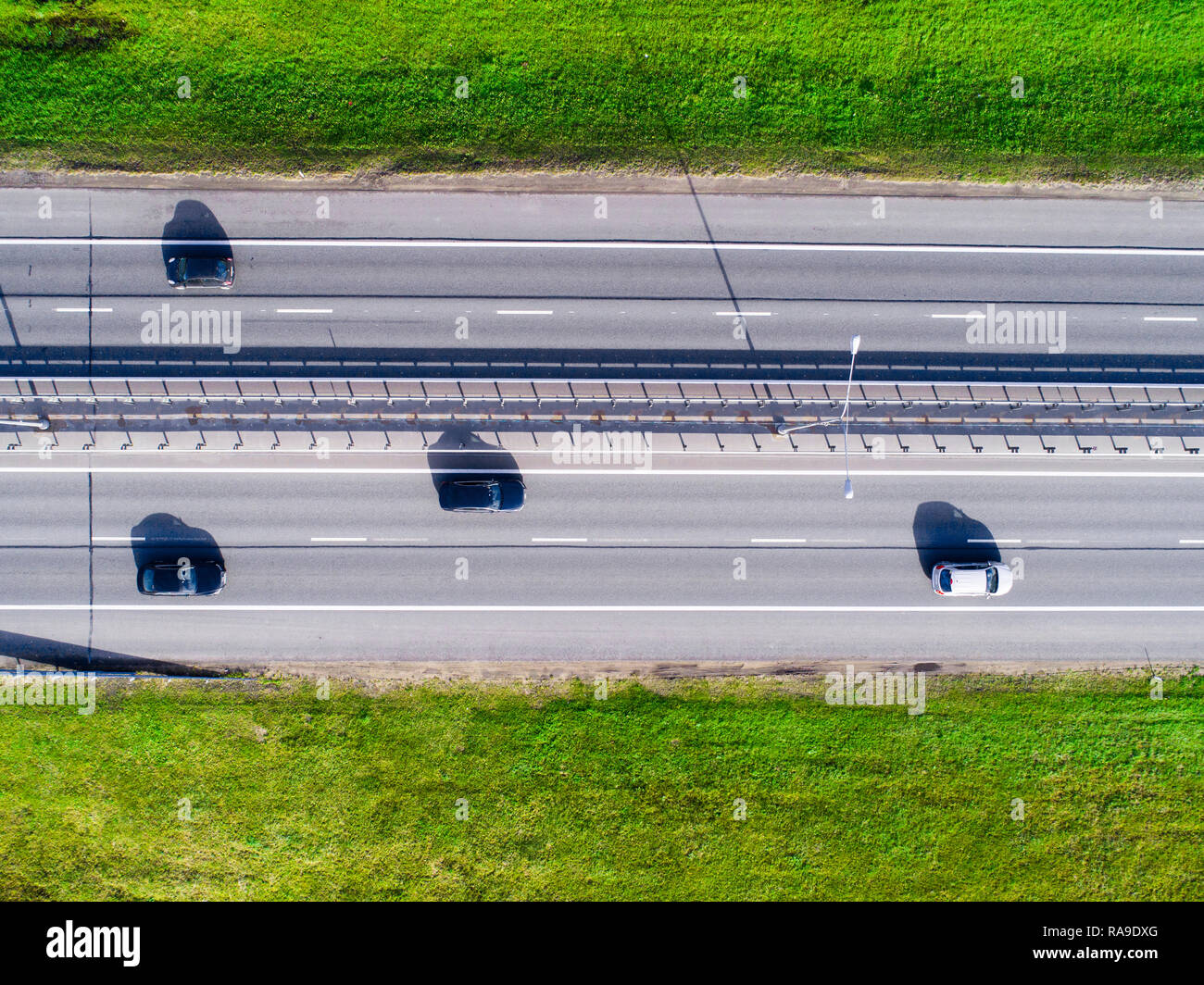 Vue aérienne de l'autoroute en ville. L'échange de wagons crossing ...