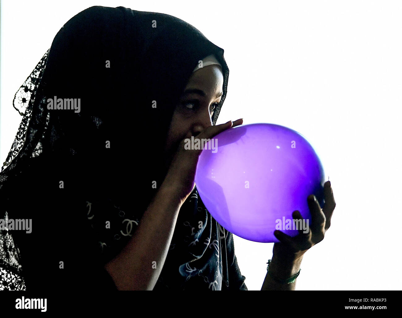 Fille Gonfle Ballon Banque d'image et photos - Alamy
