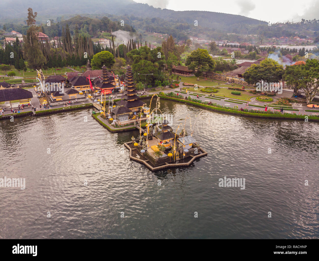 Photo de la drone. Vue aérienne de Pura Ulun Danu Bratan, Bali. Hindu ...