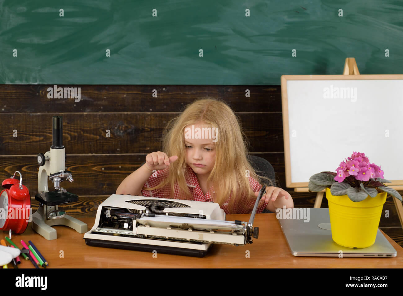 Petit enfant de type machine à écrire sur la journée scolaire. Fille de ...