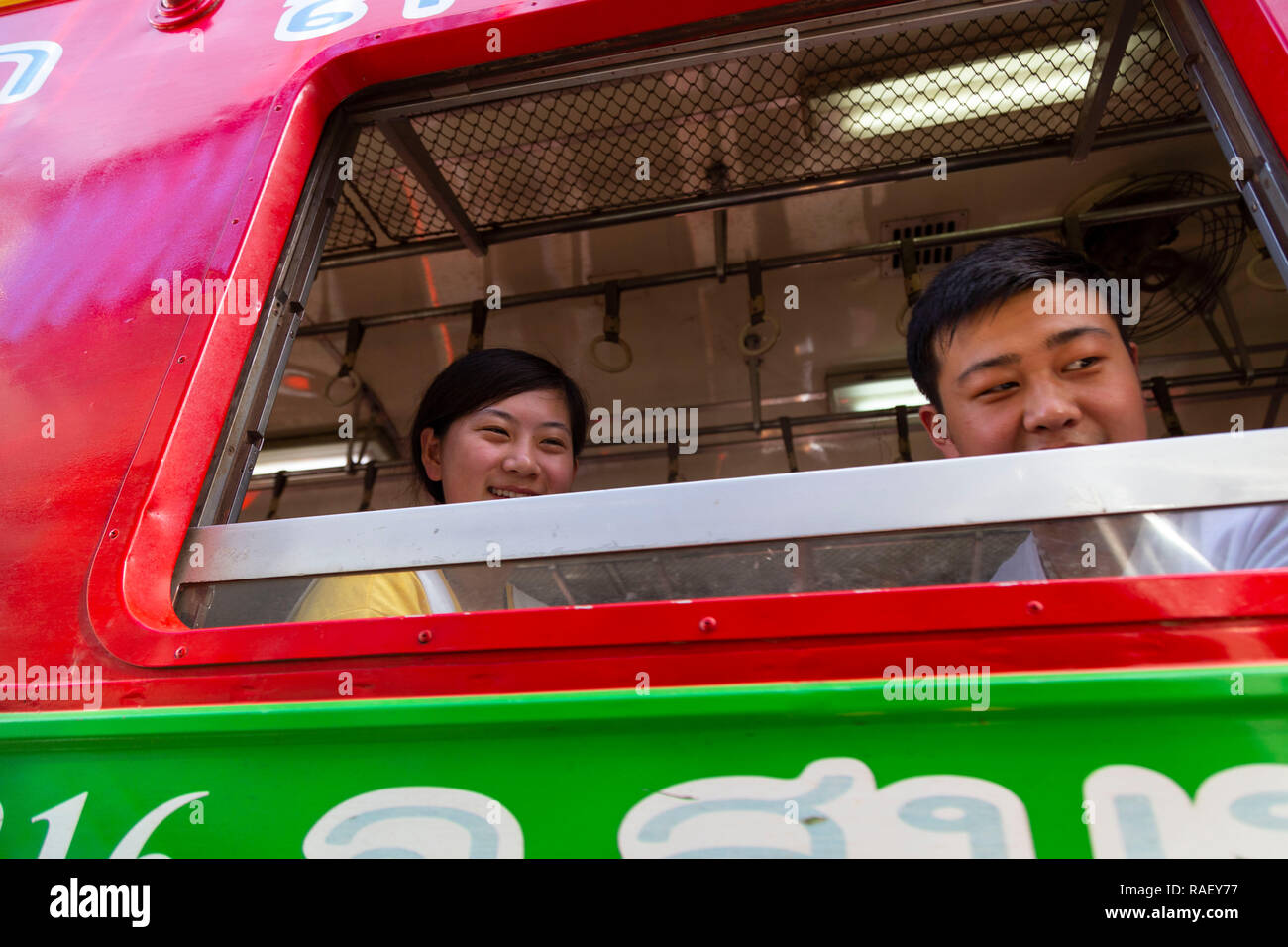 Le marché ferroviaire Mae Klong, ou Train de Bangkok, est un étrange ...