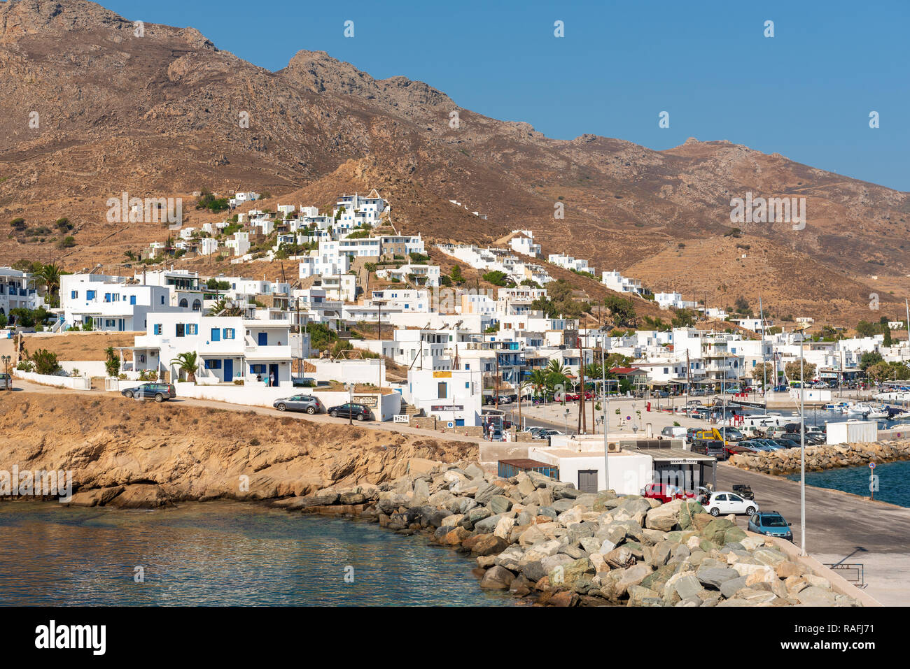 SERIFOS, GRÈCE - Septembre 2018 : Avis de Livadi ville avec montagne en ...