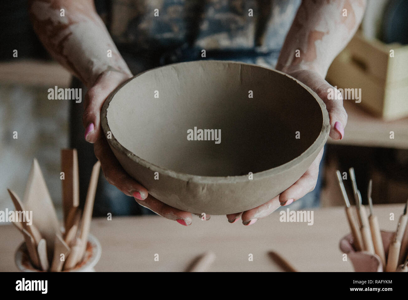 La poterie, céramique, argile concept art libre sur les mains du jeune ...