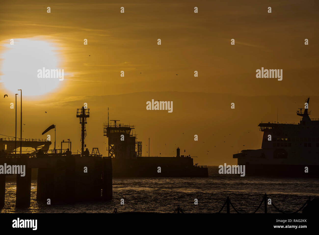 Les ferries naviguent dans et hors de la port occupé - l'obtenir loin ...