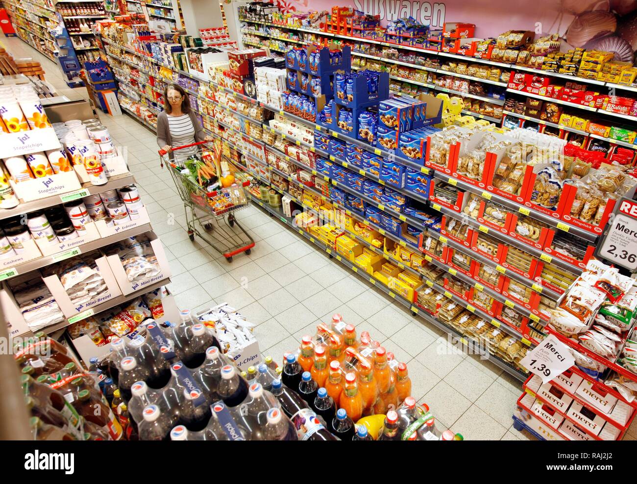 Supermarket shelves above Banque de photographies et d’images à haute ...