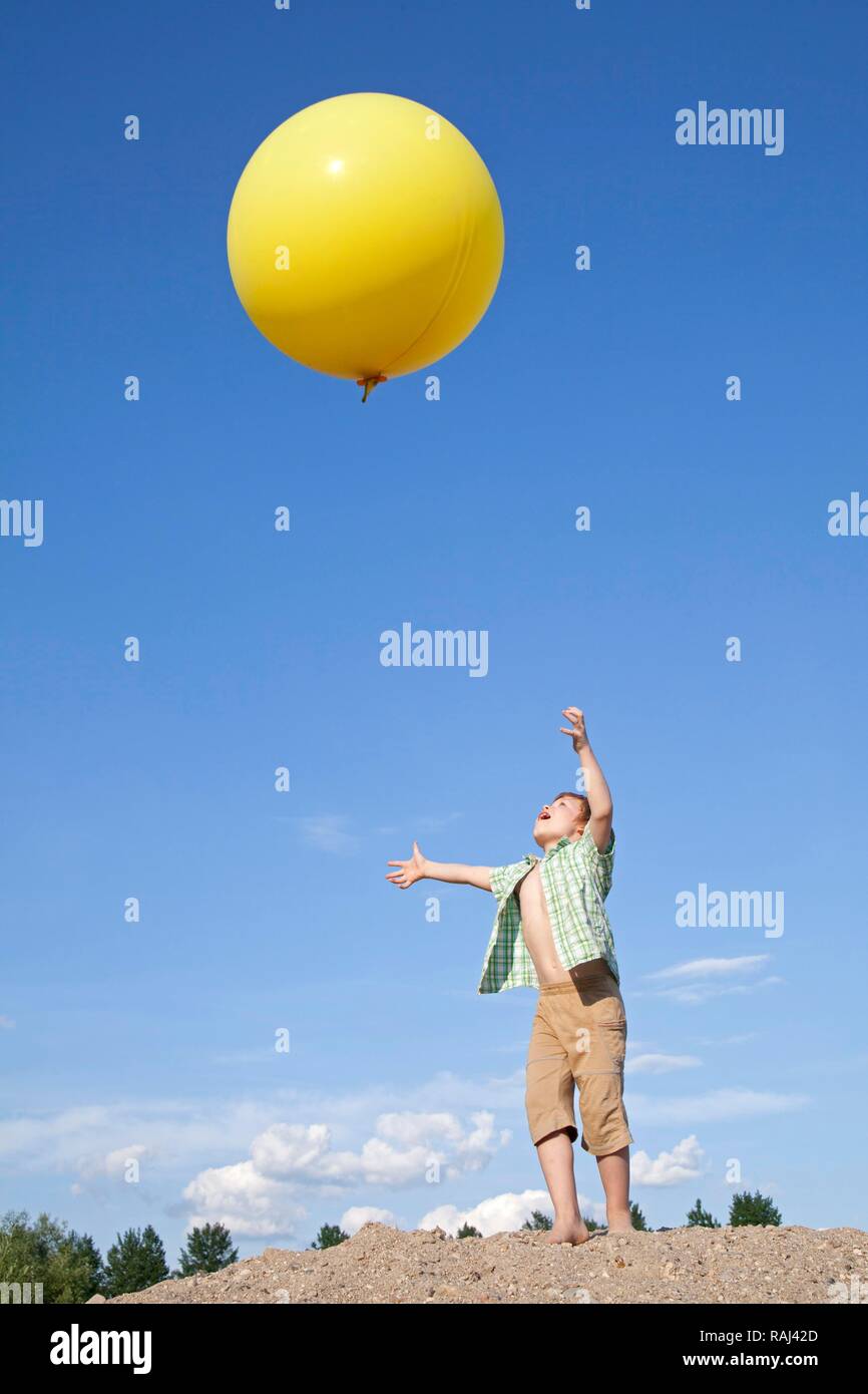 Petit ballon Banque de photographies et d’images à haute résolution - Alamy