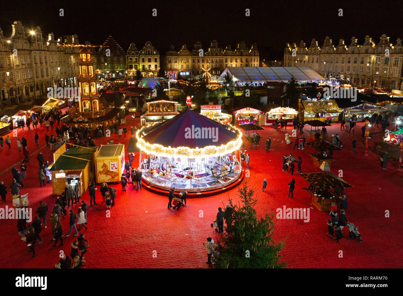 Le marché de Noël (Marché de Noël) à Arras, France. Le marché est le ...