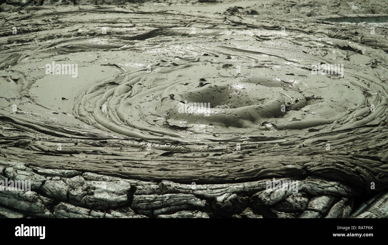 Volcan de boue bledug kuwu. plateau volcanique avec activité géothermique et les geysers, l ...