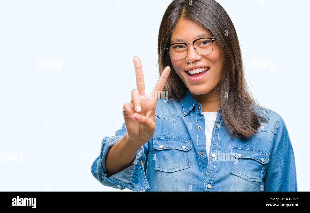 Young Asian woman wearing glasses sur fond isolé avec sourire heureux ...
