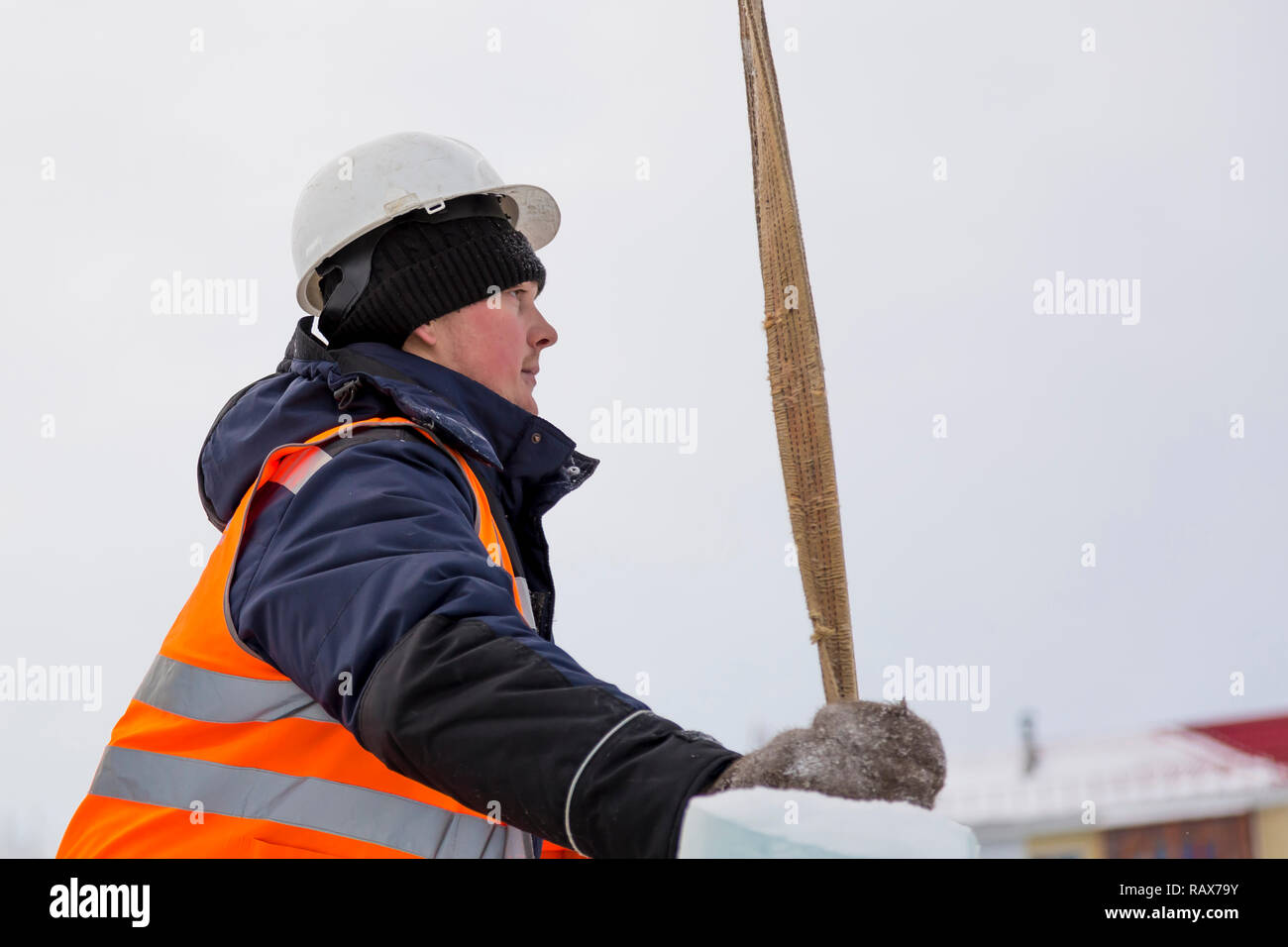 Portrait d'un travailleur de l'assembleur dans une veste avec une ...