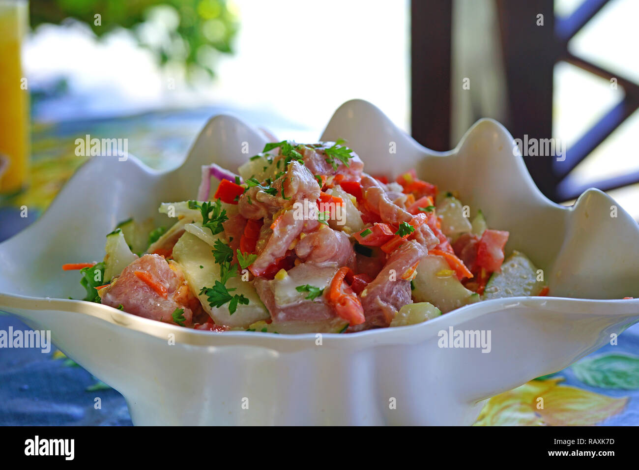 Un bol de "poisson cru", la spécialité locale lave en Polynésie ...