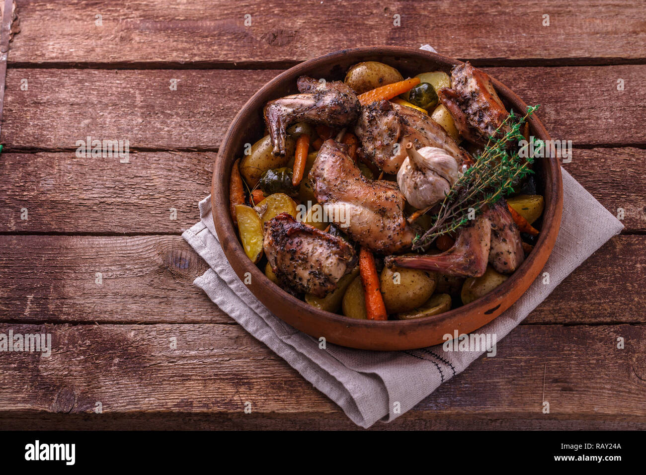 Lapin cuit au four avec des pommes de terre et les carottes, copiez l ...