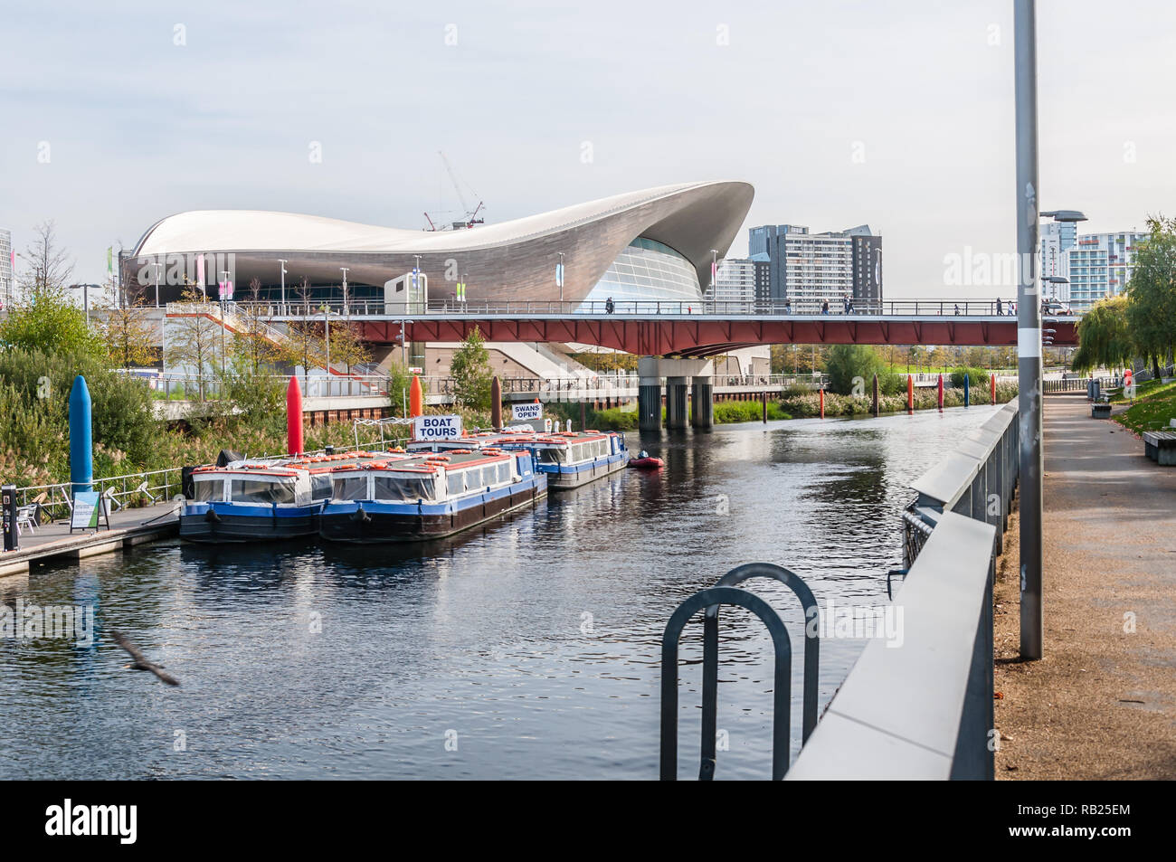 Léa rivière qui coule à travers le paysage du Parc Olympique Queen ...