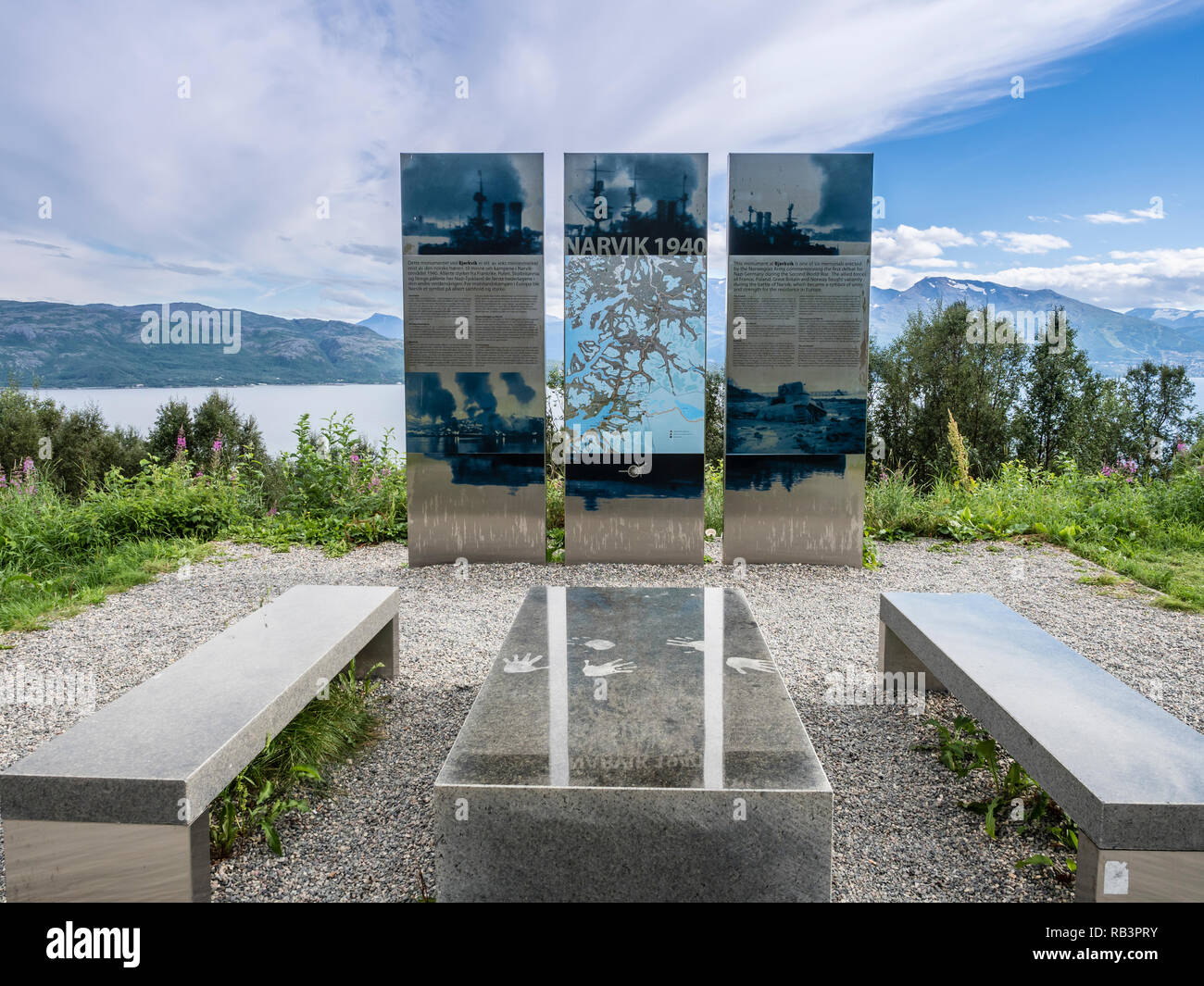 La Seconde Guerre mondiale monument de Bjerkvik, à la route E10 ...