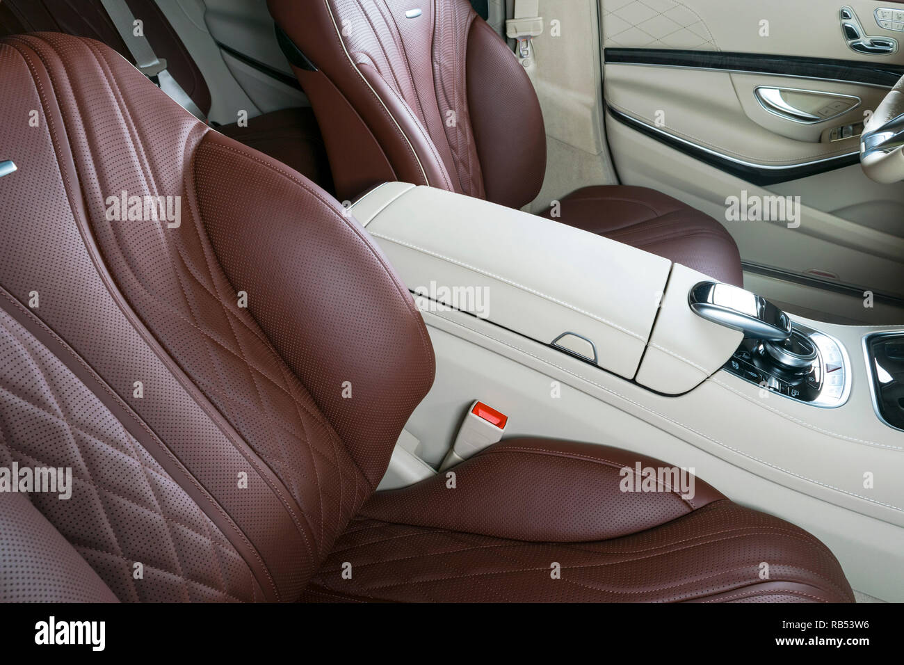 Voiture de luxe moderne à l'intérieur. Intérieur de prestige voiture ...