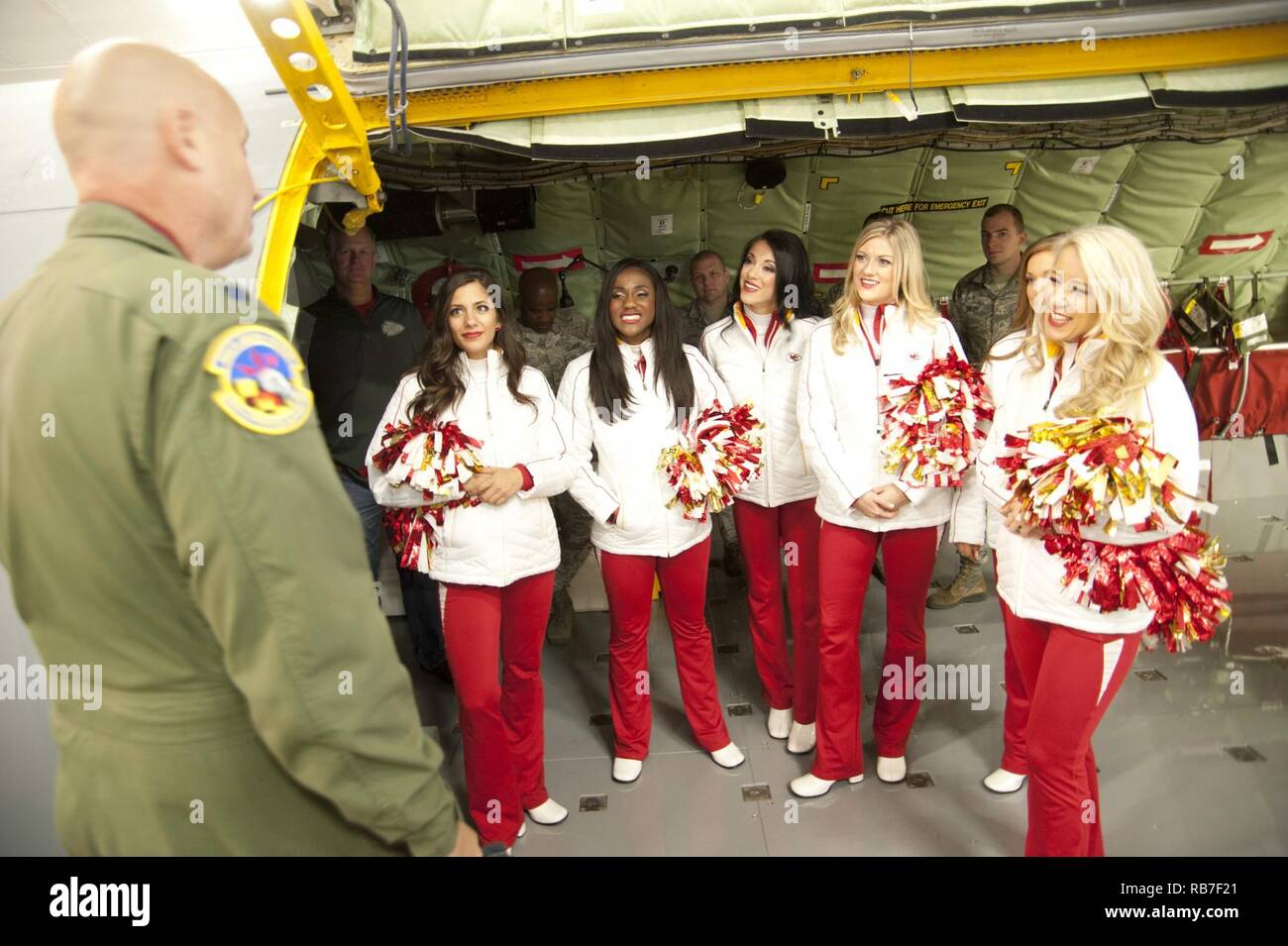Le lieutenant-colonel Lanson Ross (à gauche), 459e Escadron de soutien ...