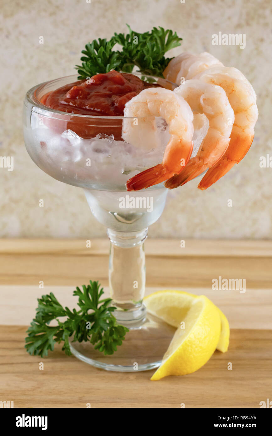 Un cocktail de crevettes dans un verre de margarita avec crevette ...