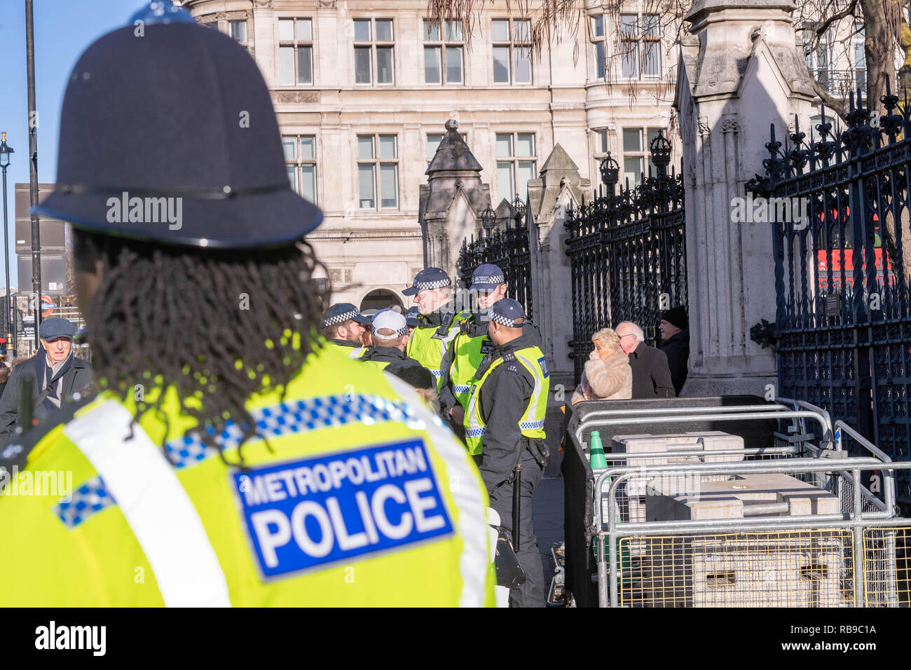 Officier de police avec dradlocks Banque de photographies et d’images à ...